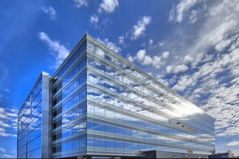 25 exemples d’enveloppes de bâtiment : idées de revêtement de façades ...