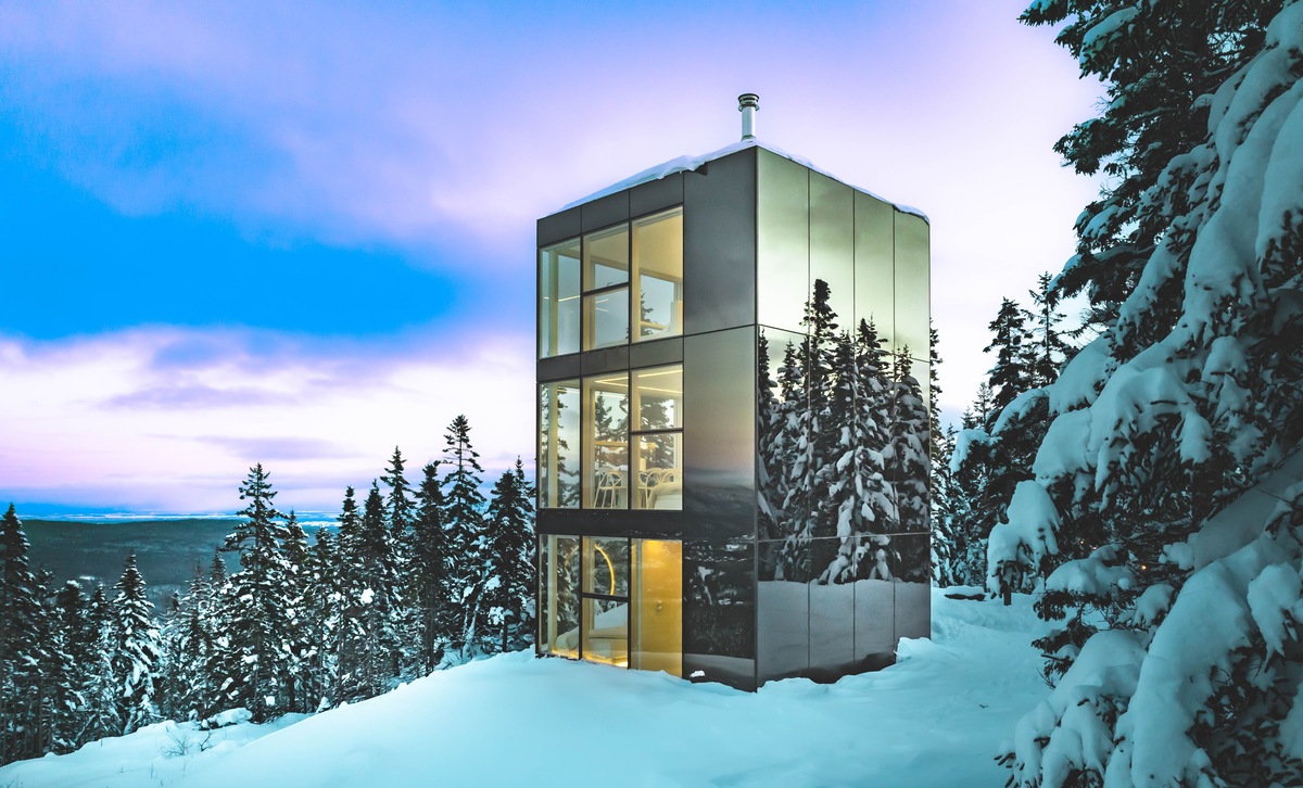 Black Mirror | Cottage with Multifacades using glass cladding | STEKAR